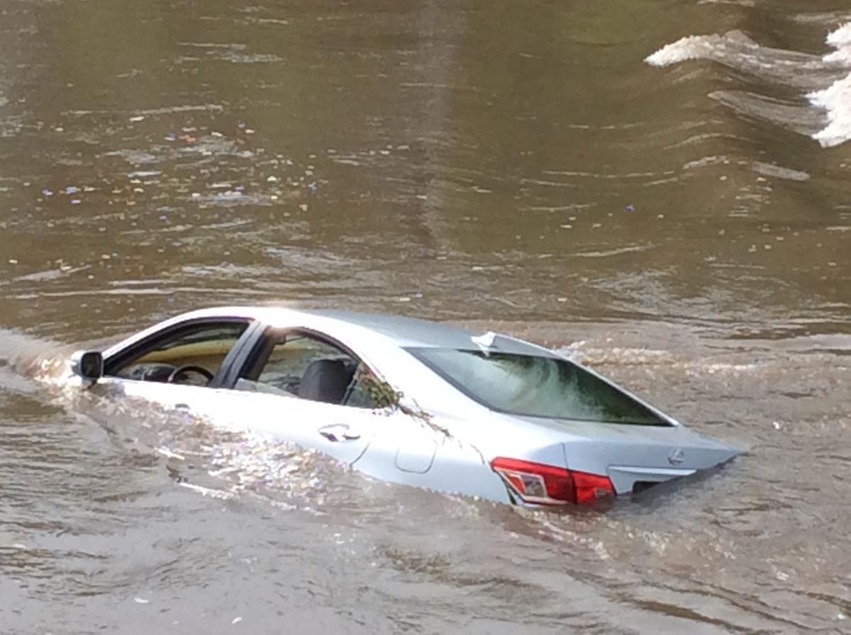 วิธี เอาตัวรอด เมื่อ รถจมน้ำ - iAMCAR | รีวิวรถยนต์, ราคารถใหม่, โปรโมร ...